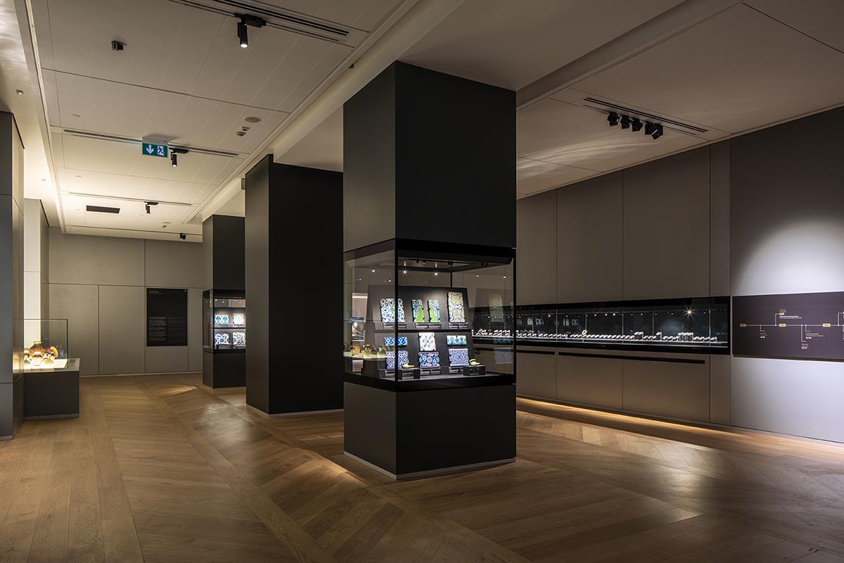 Sculptural and interactive spaces inform Islamic artefacts at Museum of ...