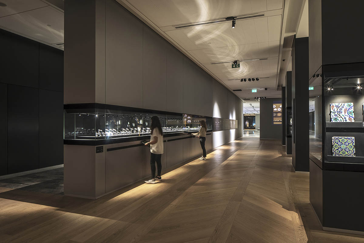 Sculptural and interactive spaces inform Islamic artefacts at Museum of ...