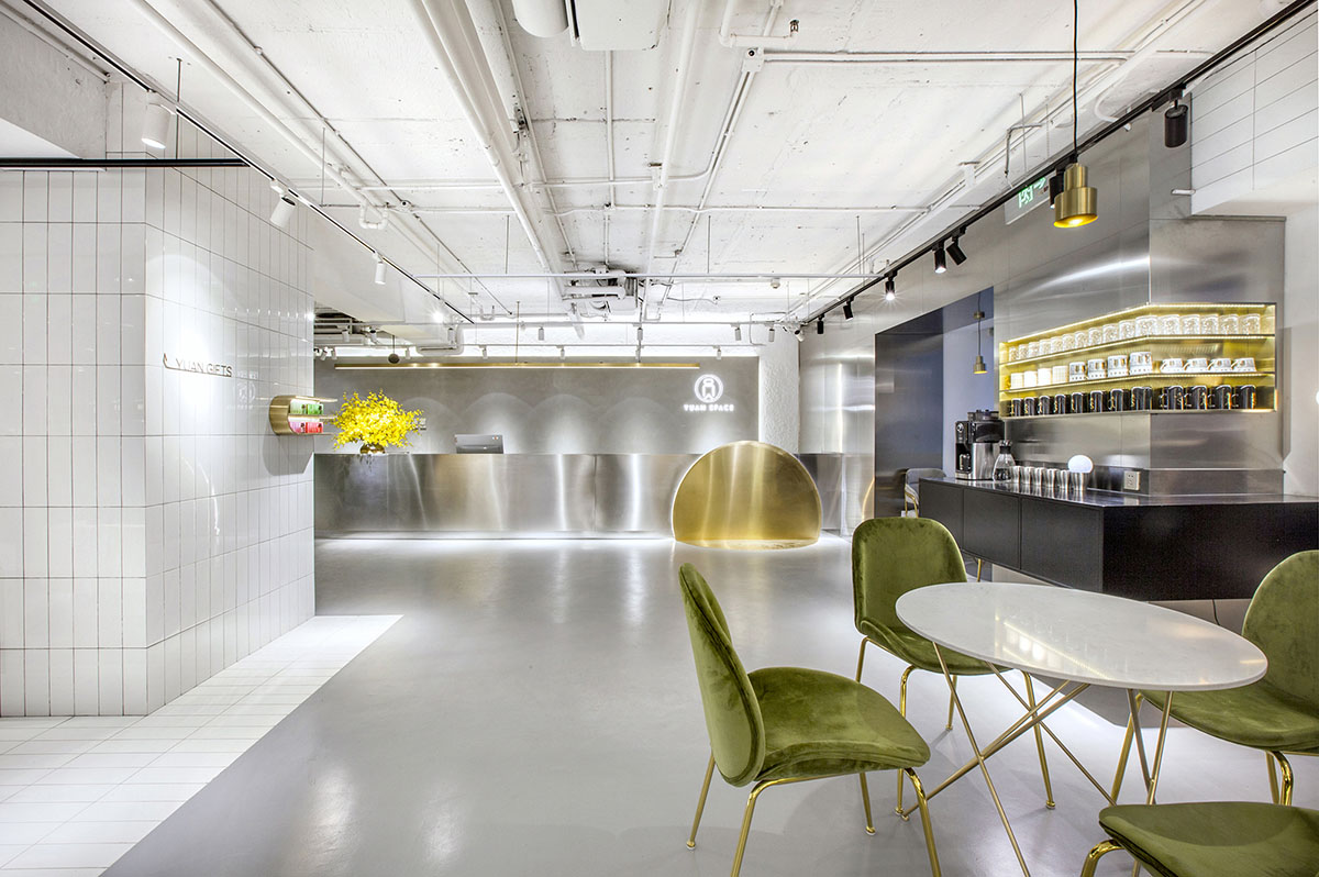 Towodesign uses metallic colors and golden pieces to create a retro ...