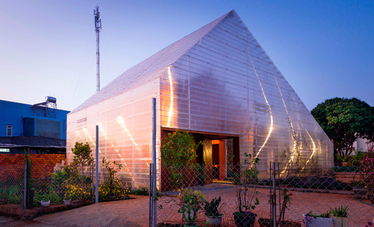 Atelier.tho.A renovated an unused house with translucent skin in Vietnam