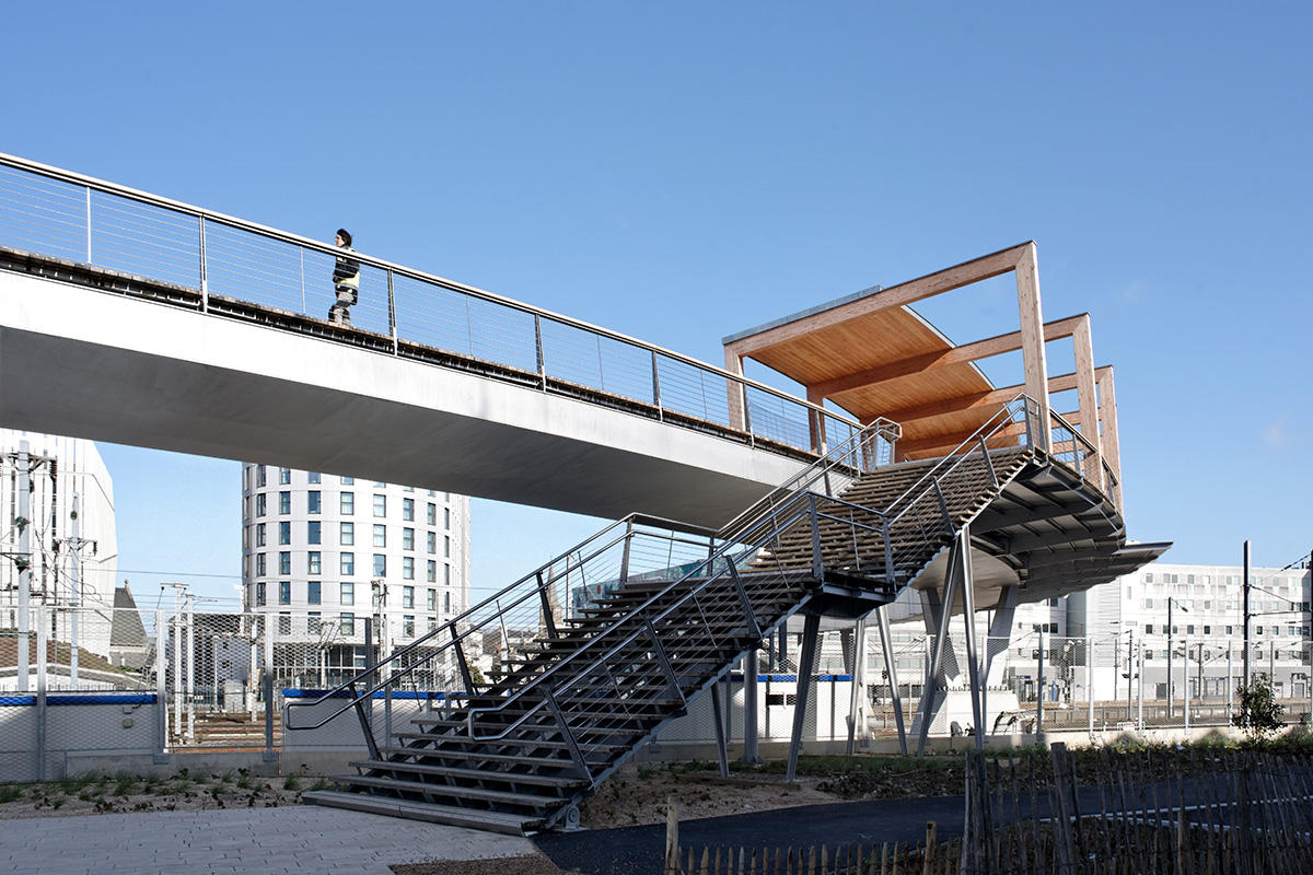 Dietmar Feichtinger Architectes designs curvy bridge made of laminated ...