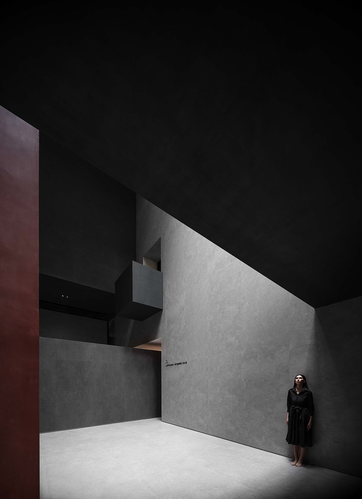AD ARCHITECTURE creates dark interiors for showroom playing with light ...