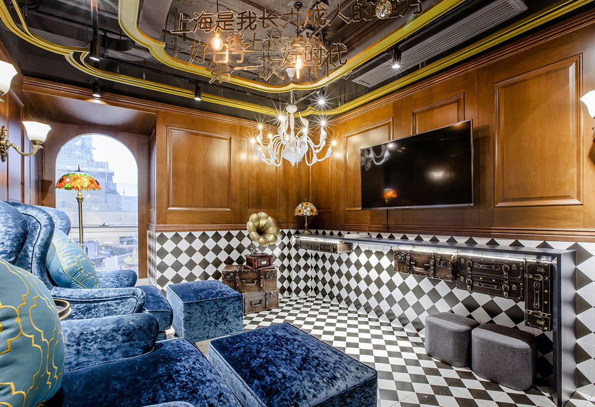 Towodesign uses metallic colors and golden pieces to create a retro ...