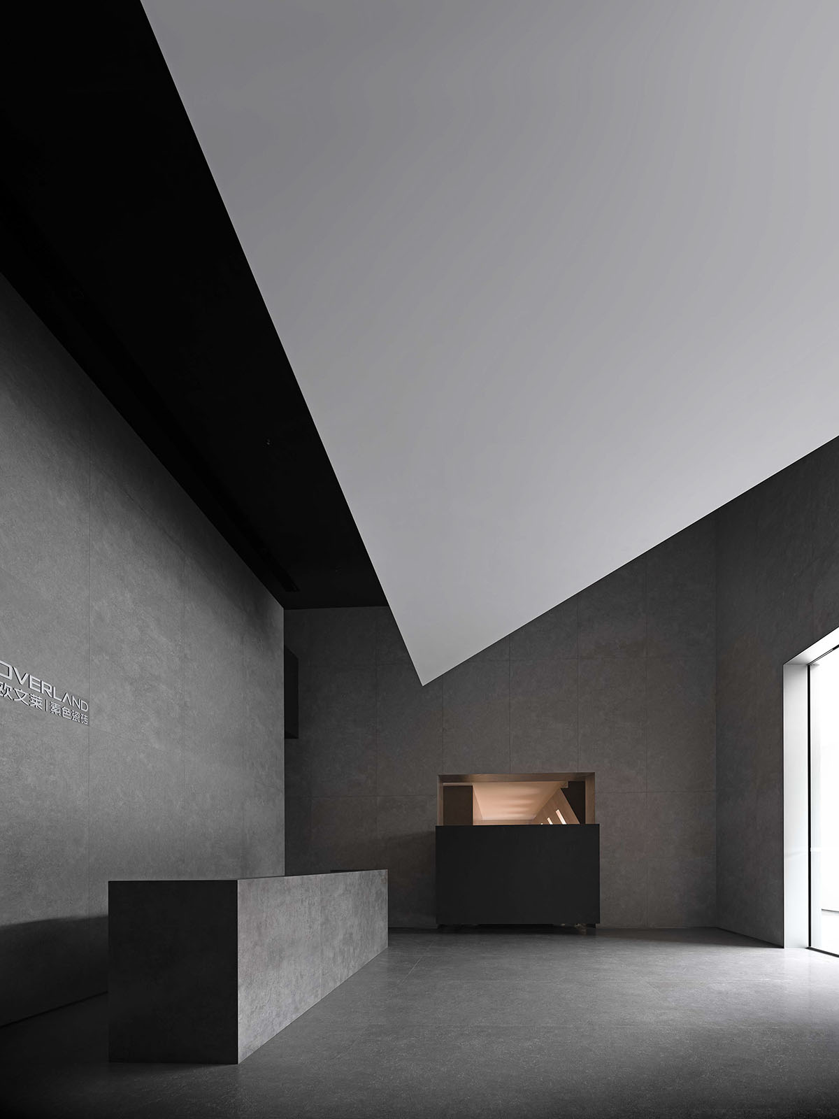 AD ARCHITECTURE creates dark interiors for showroom playing with light ...