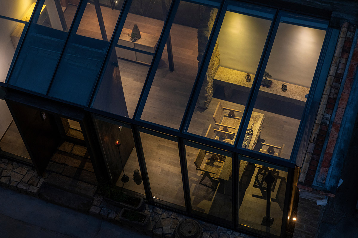 Glazed façade revives traditional Chinese house in Dazhai Village, Fujian