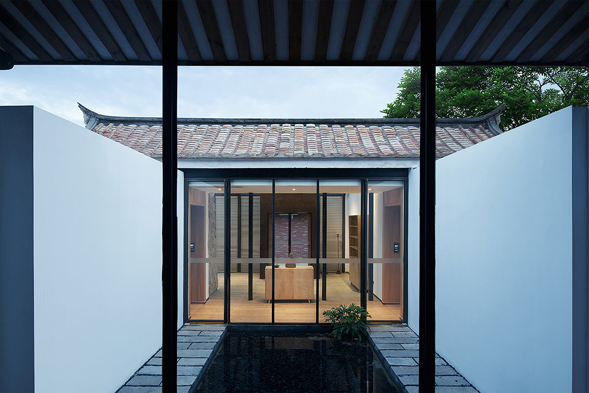 Glazed façade revives traditional Chinese house in Dazhai Village, Fujian