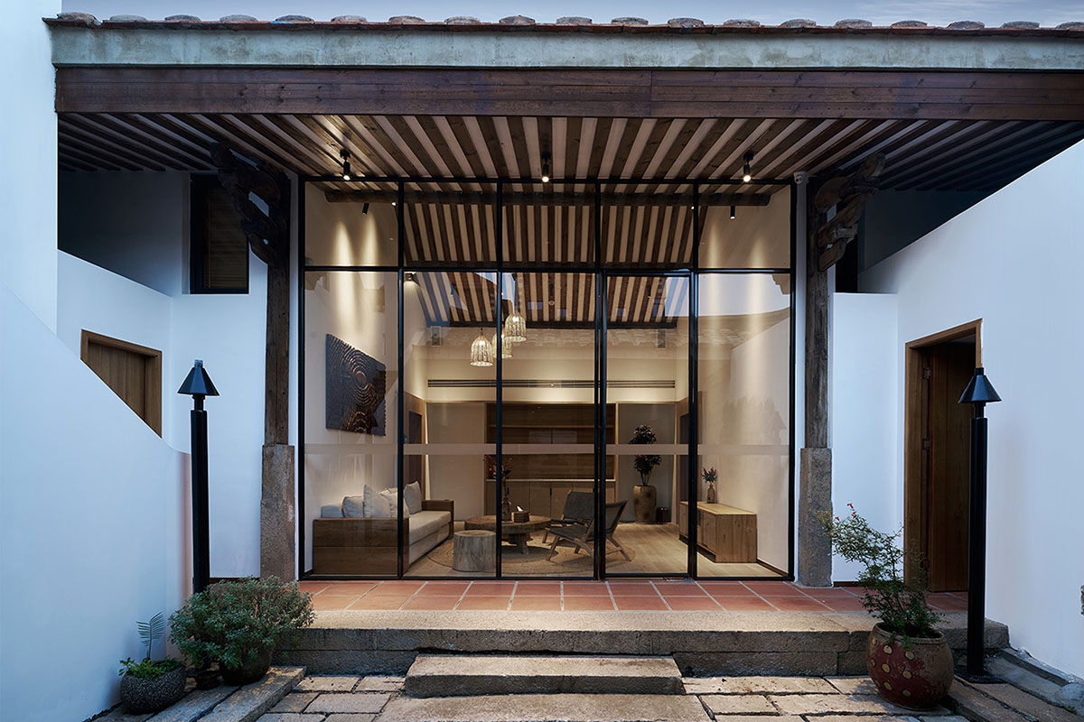 Glazed façade revives traditional Chinese house in Dazhai Village, Fujian