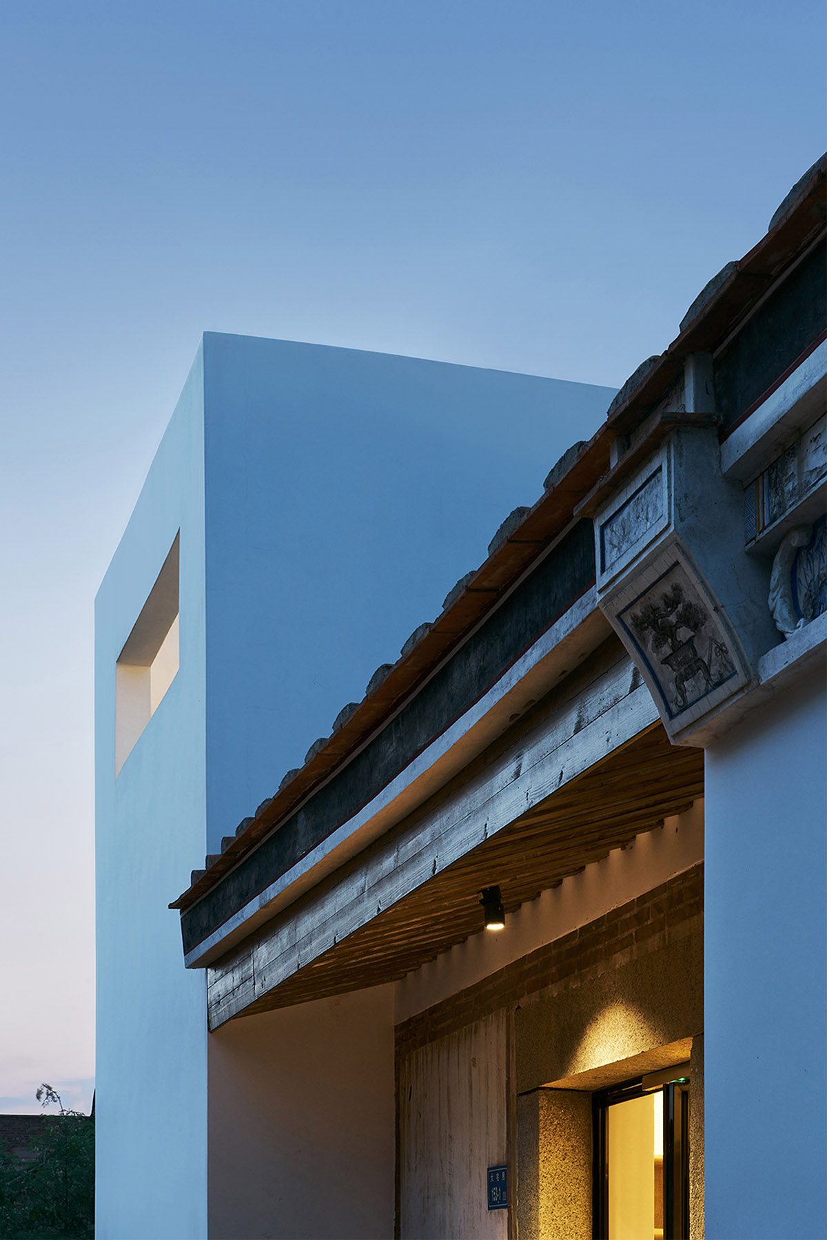 Glazed façade revives traditional Chinese house in Dazhai Village, Fujian