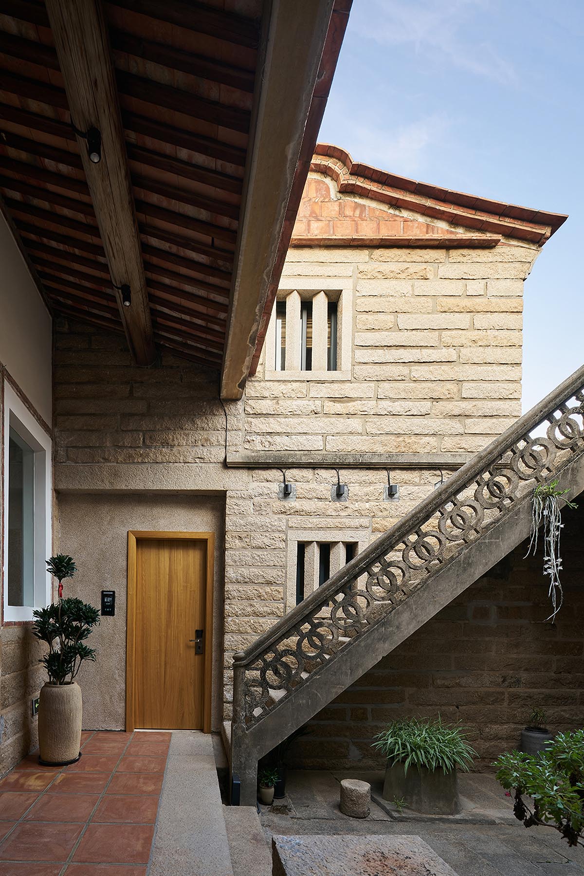 Glazed façade revives traditional Chinese house in Dazhai Village, Fujian
