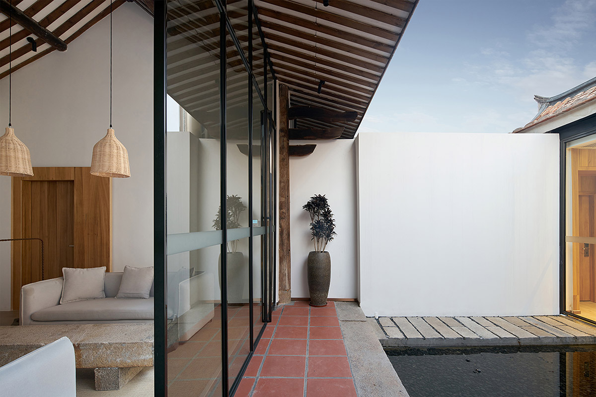 Glazed façade revives traditional Chinese house in Dazhai Village, Fujian