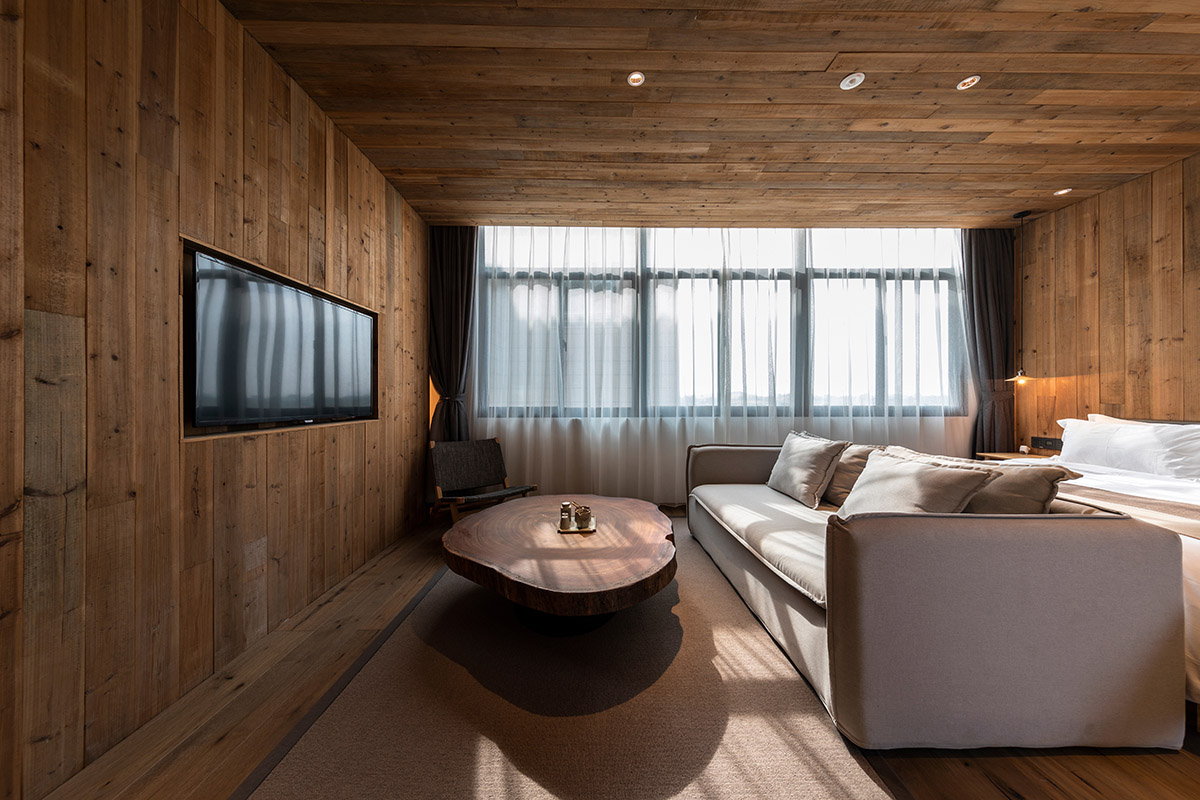 Glazed façade revives traditional Chinese house in Dazhai Village, Fujian