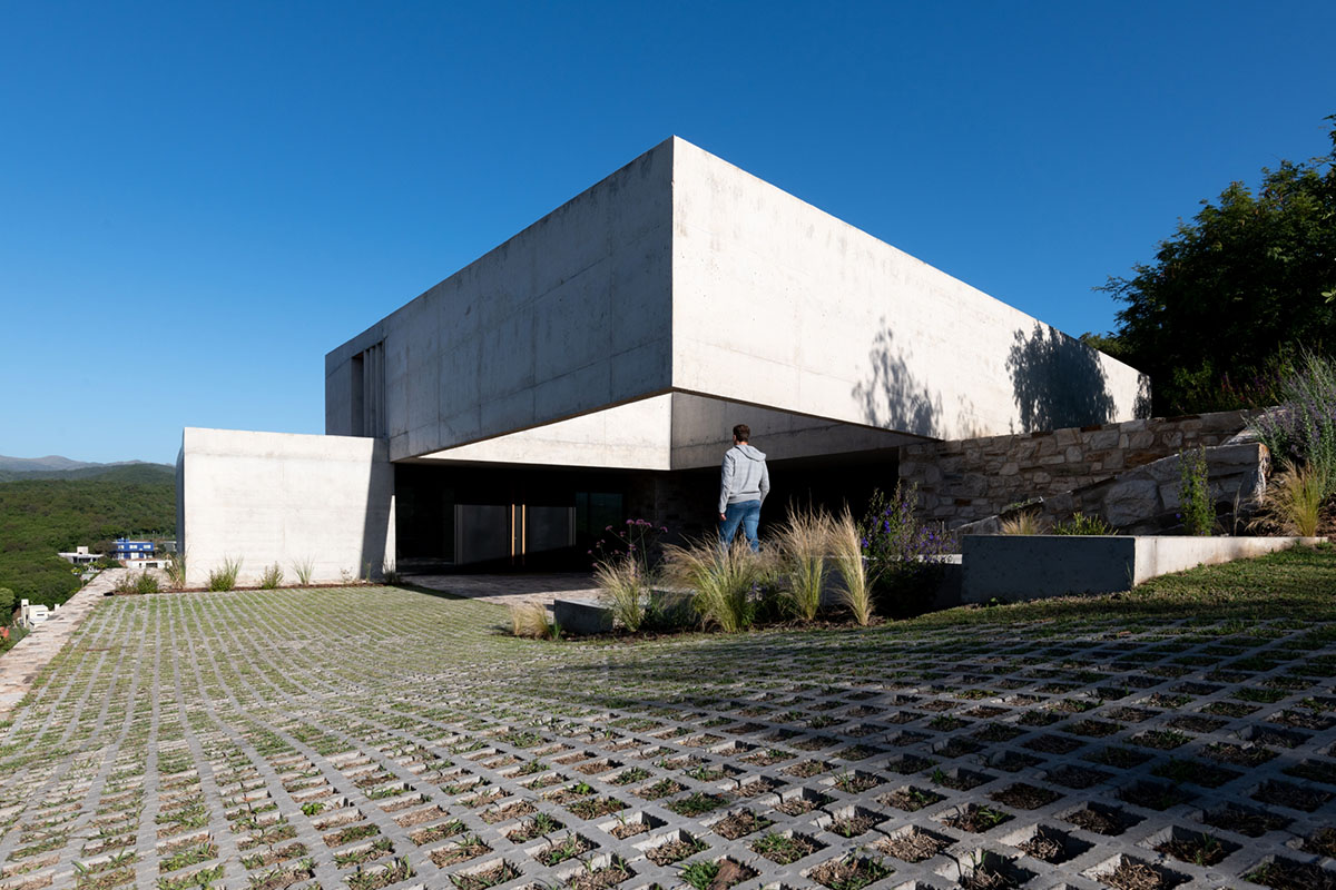 bp.arquitectura completes private residence on the mountain ranges of ...