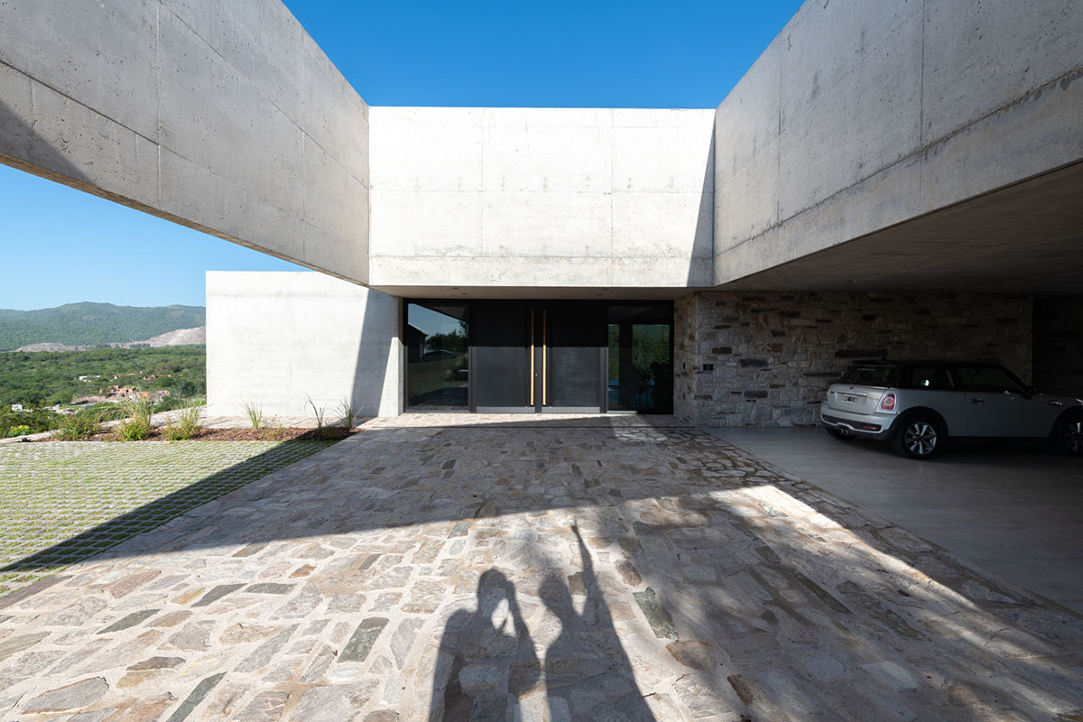 bp.arquitectura completes private residence on the mountain ranges of ...