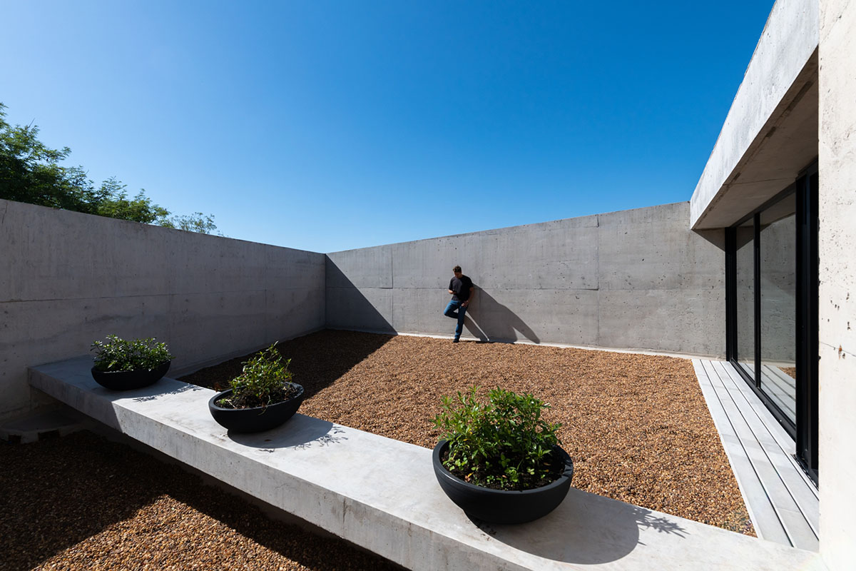 bp.arquitectura completes private residence on the mountain ranges of ...