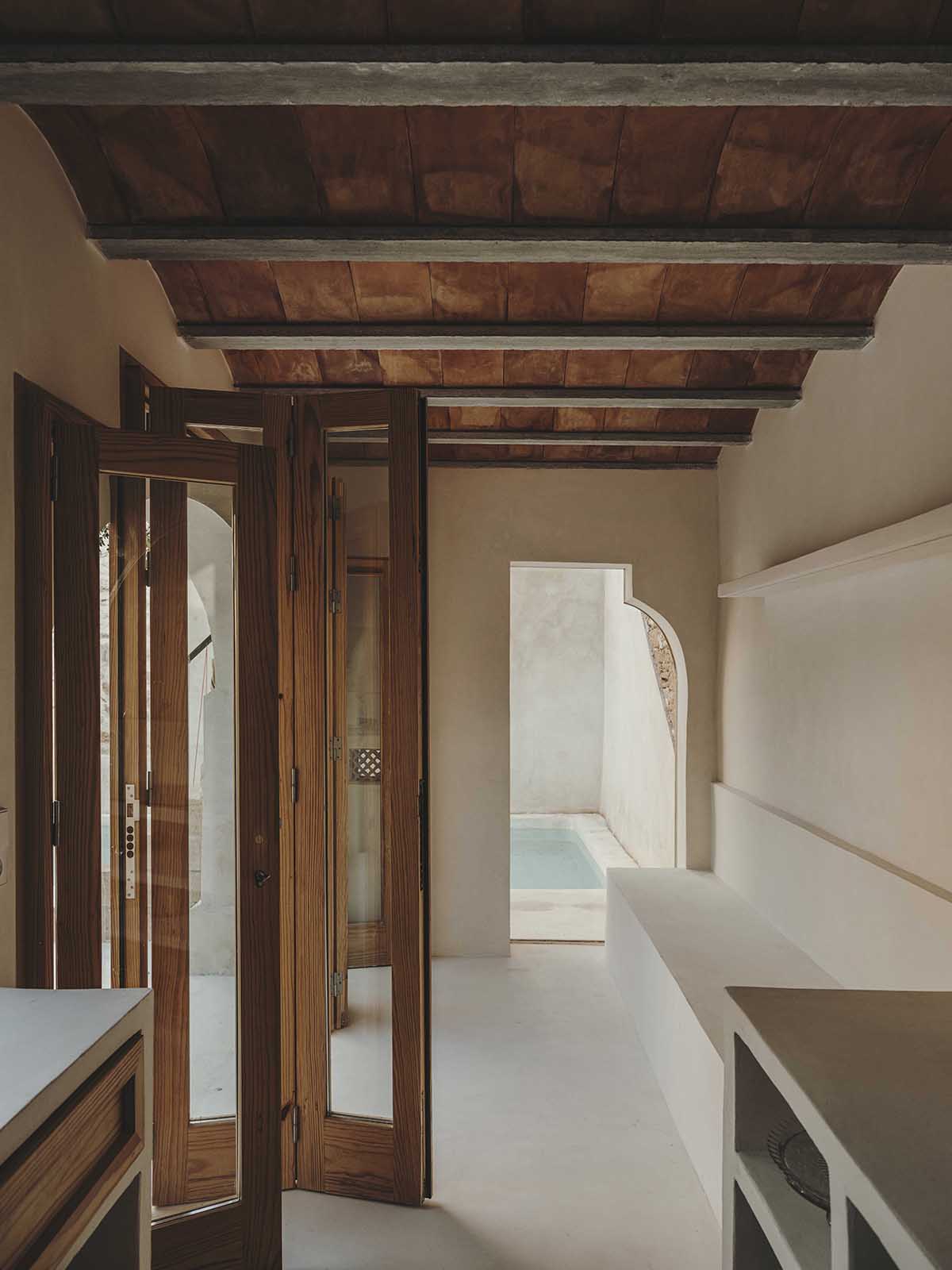 Ideo arquitectura renovates 200-year-old building with local sources ...