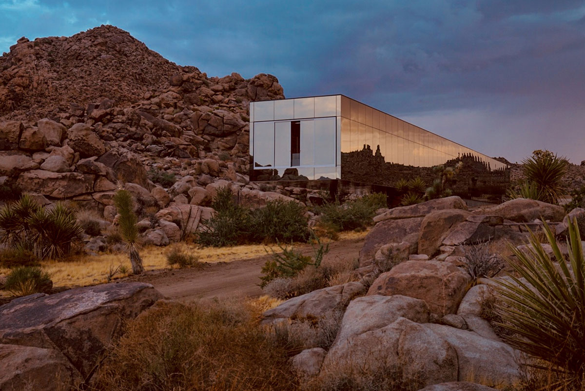 Film Producer Chris Hanley s Invisible House Reflects Its Surrounding Desert Landscape film-producer-chris-hanley-s-invisible-house-reflects-its-surrounding-desert-landscape