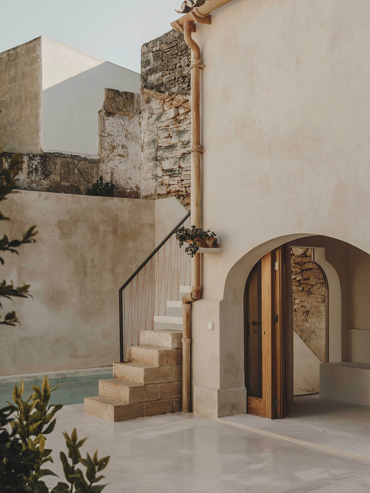 Ideo arquitectura renovates 200-year-old building with local sources ...