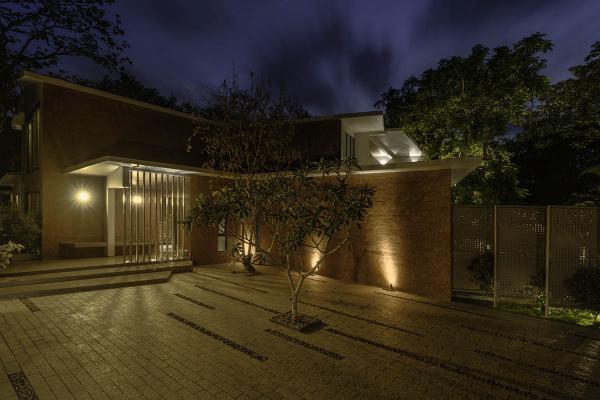 SAV Architecture + Design shapes a poetic house that flows with the ...